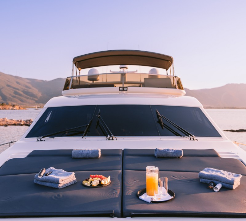 OXYGEN 8 Yacht Charter Details, Ferretti | CHARTERWORLD Luxury Superyachts